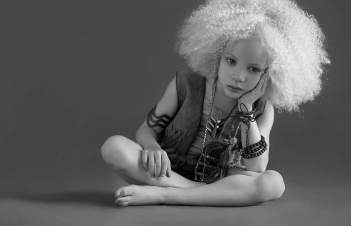 Ava Clarke, la única modelo rubia diferente a las demás